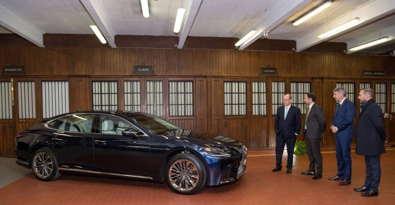 Le Prince Albert de Monaco reçoit une Lexus LS 500h