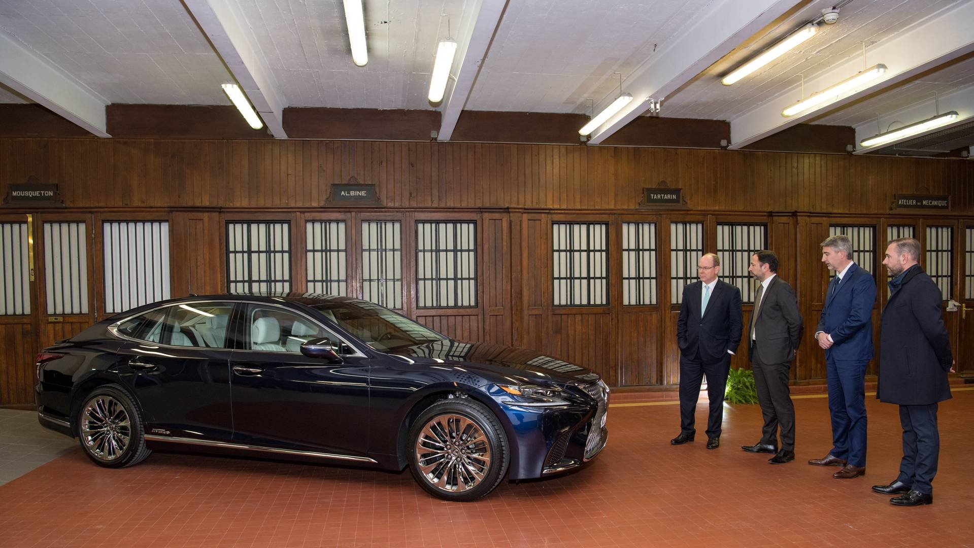 Le Prince Albert de Monaco reçoit une Lexus LS 500h