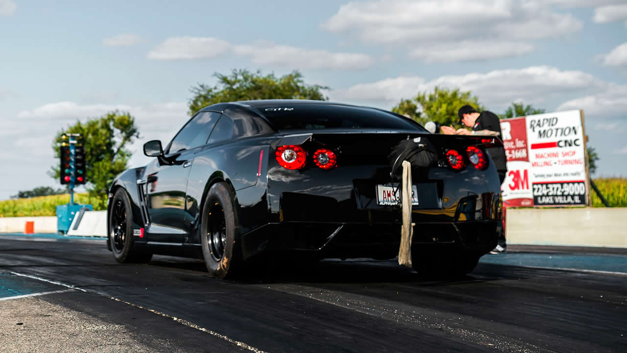 Une Nissan GT-R de 2 000 chevaux sur une piste de dragster