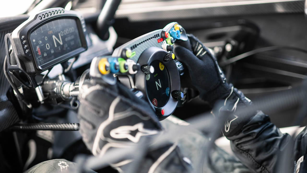 Ce véritable volant de course permet aussi de jouer à des simulations ...