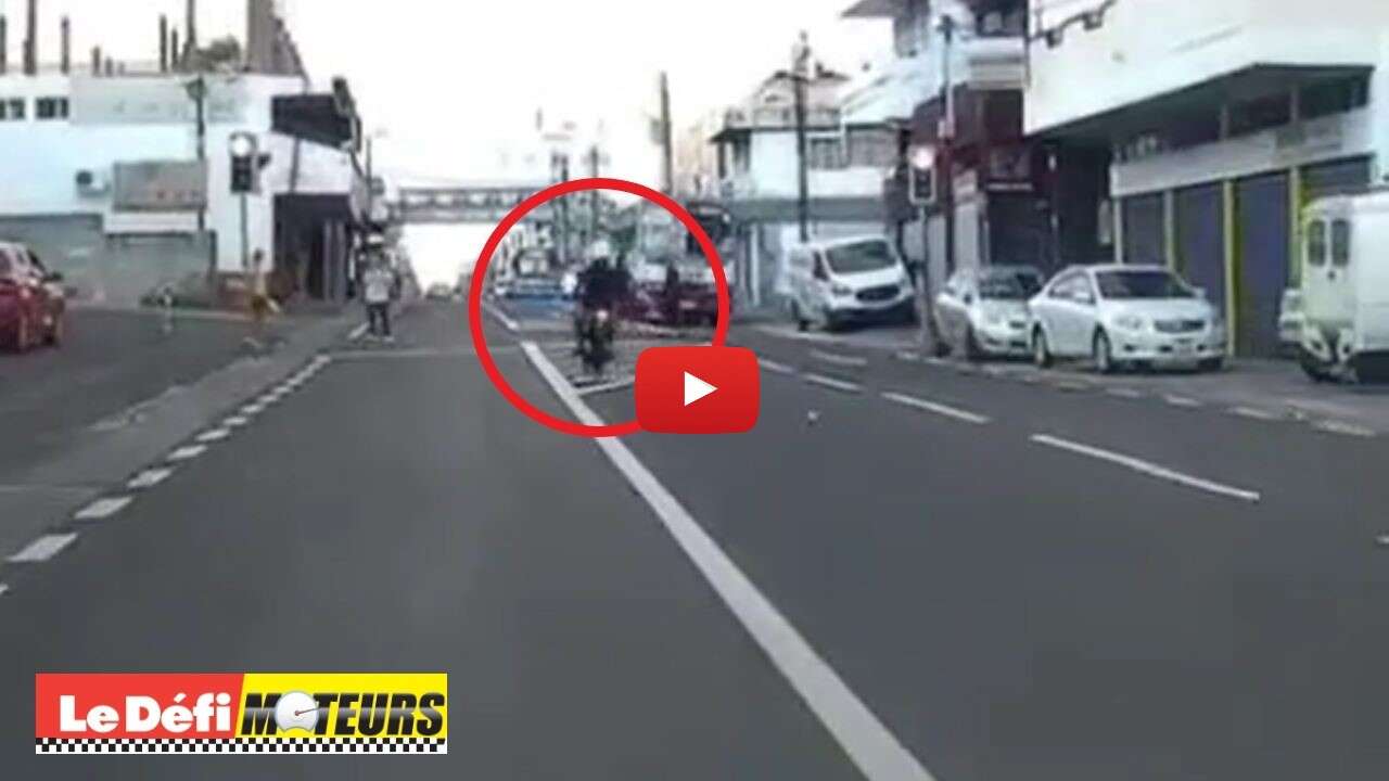 Port Louis : Un motocycliste grille un feu rouge et passe au milieu de ...