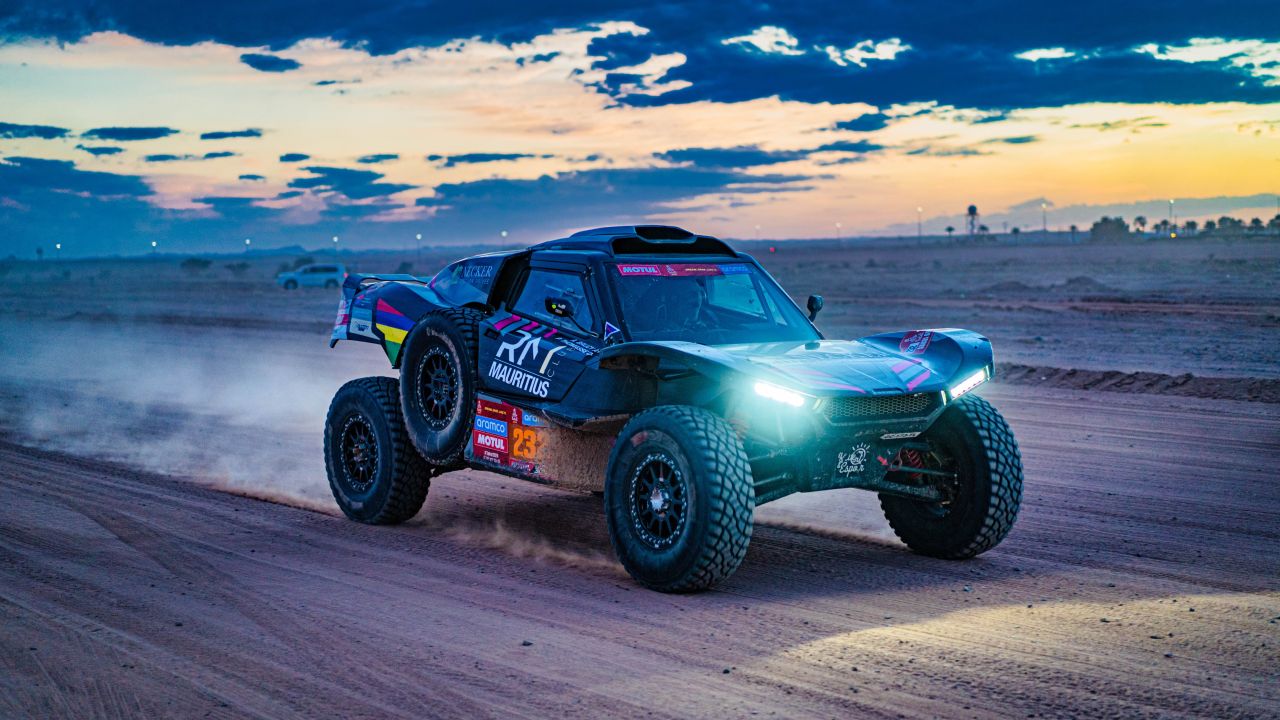 Une auto rouge-bleue-jaune-verte au Dakar 2025