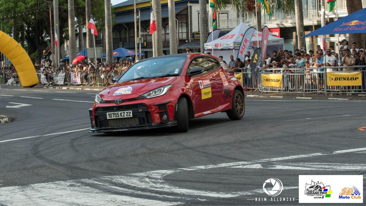 Une course auto dans les rues de Port Louis